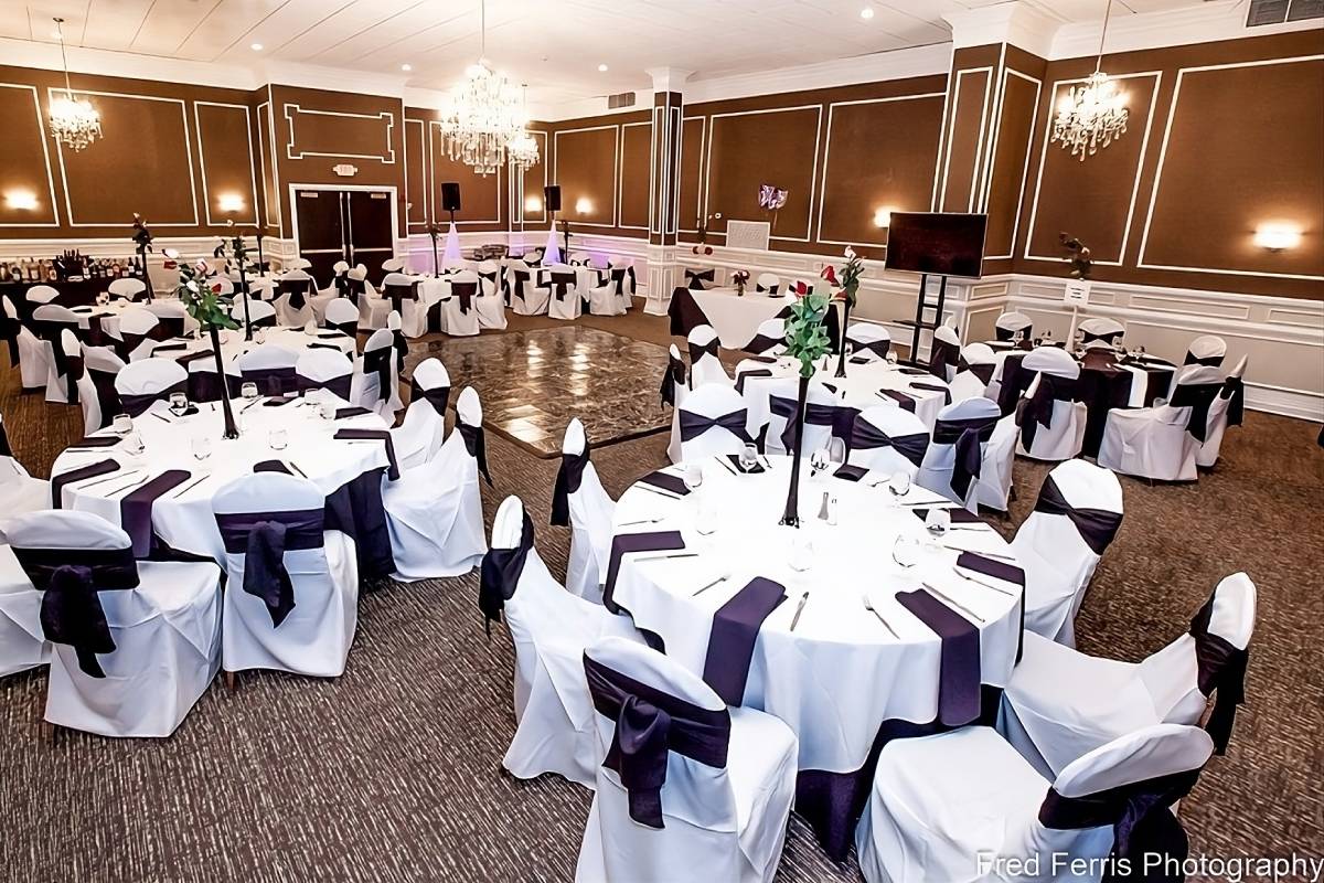 How to Decorate a Large Space for an Event Near Detroit Metro Area